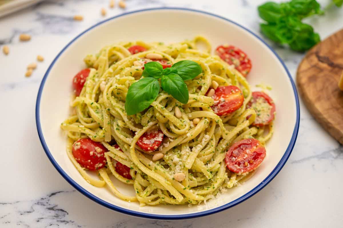 20-Minute Easy Pesto Pasta Recipe - GURMANUI.LT